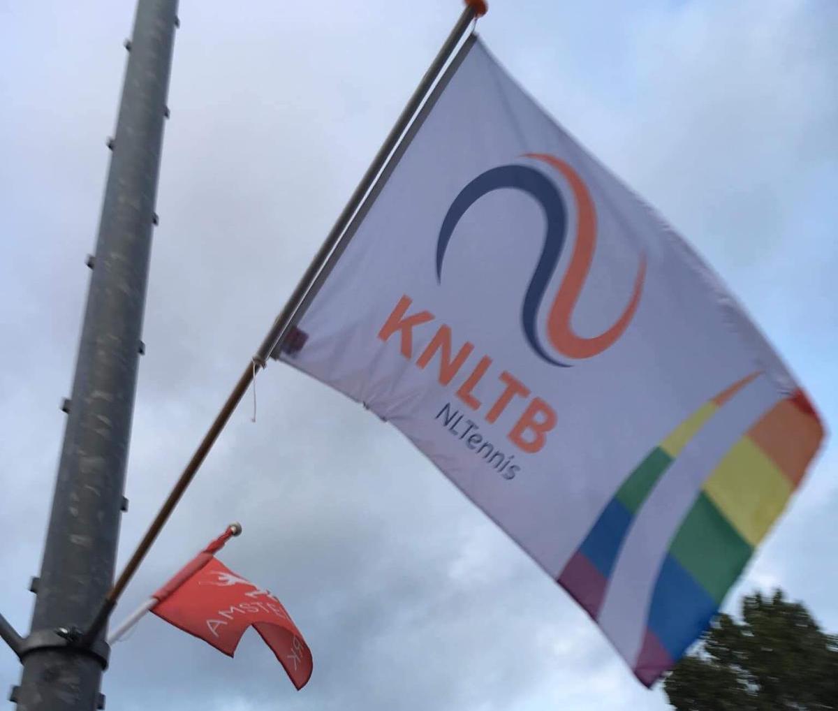 KNLTB regenboogvlag wappert volop bij tennisverenigingen | KNLTB